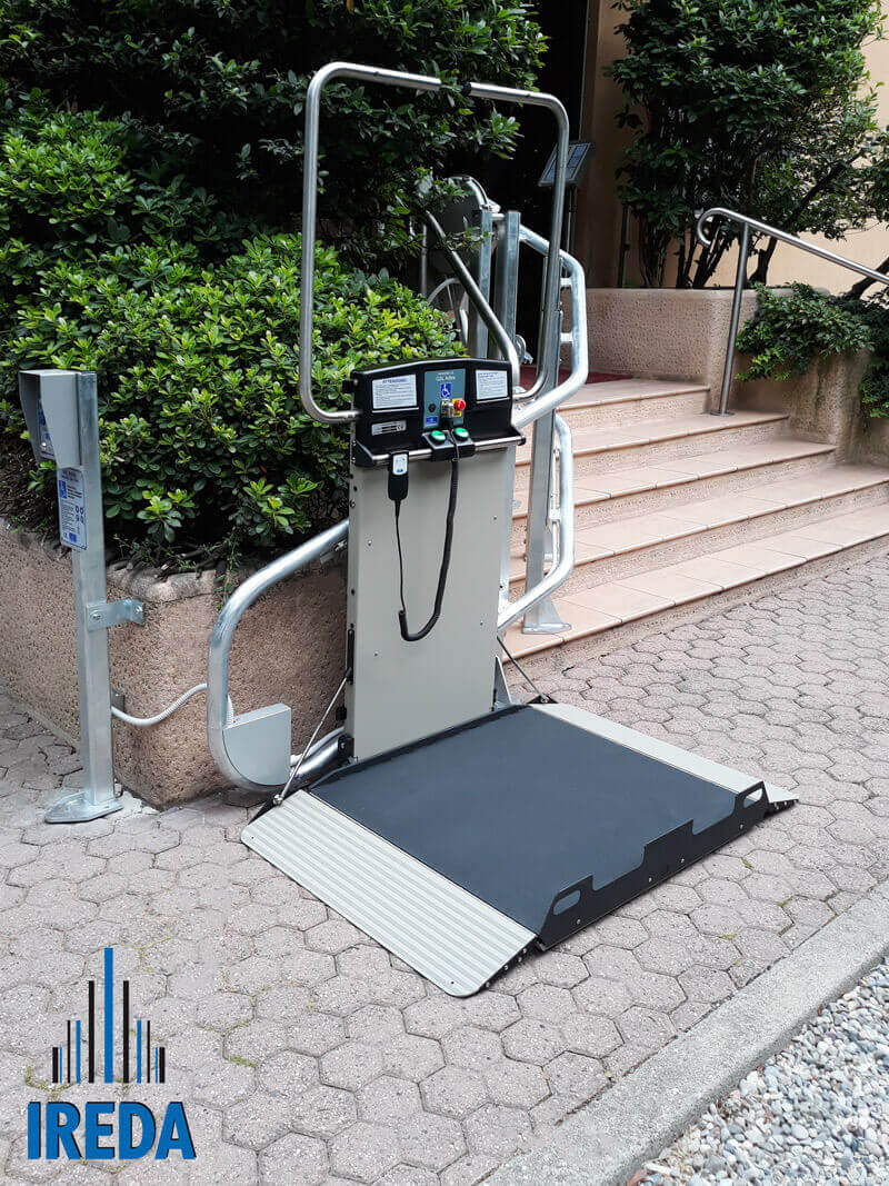 Montascale a Piattaforma per Scale Curve Installato a Milano