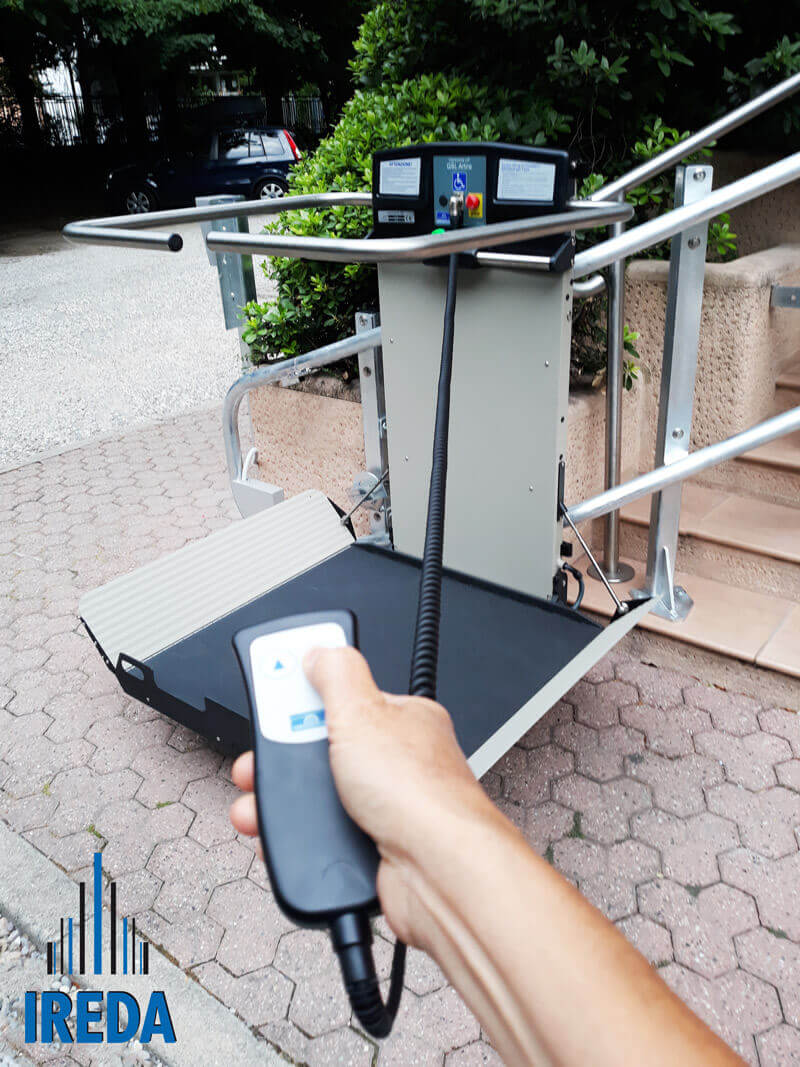 Montascale a Piattaforma per Scale Curve Installato a Milano