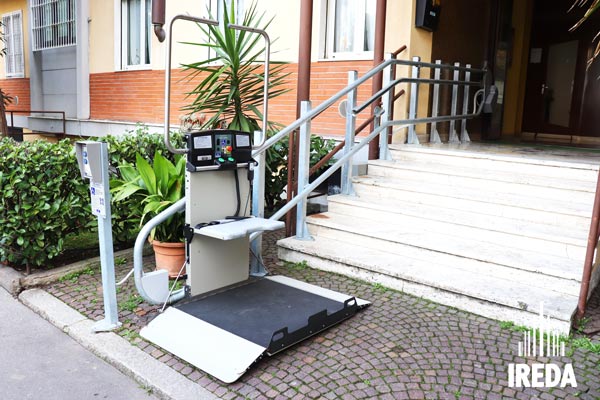Montascale per Scale Strette - IREDA Rampe Disabili Milano