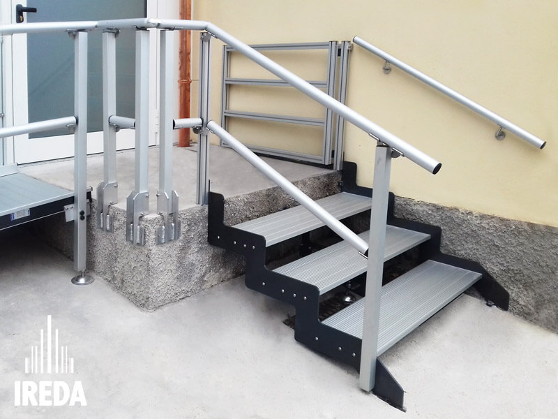 Rampa fissa in alluminio realizzata per l'Ortopedia Pessina